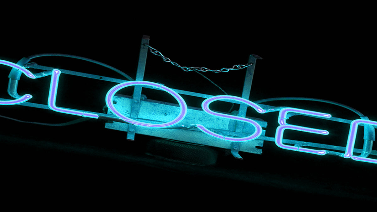 Closed neon sign